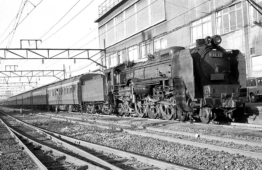 仙台駅に到着したC62 37率いる下り209レ急行「第4十和田」。多客期のためか青森側に2等寝台が1両増結されていた。 (1966/8/04)